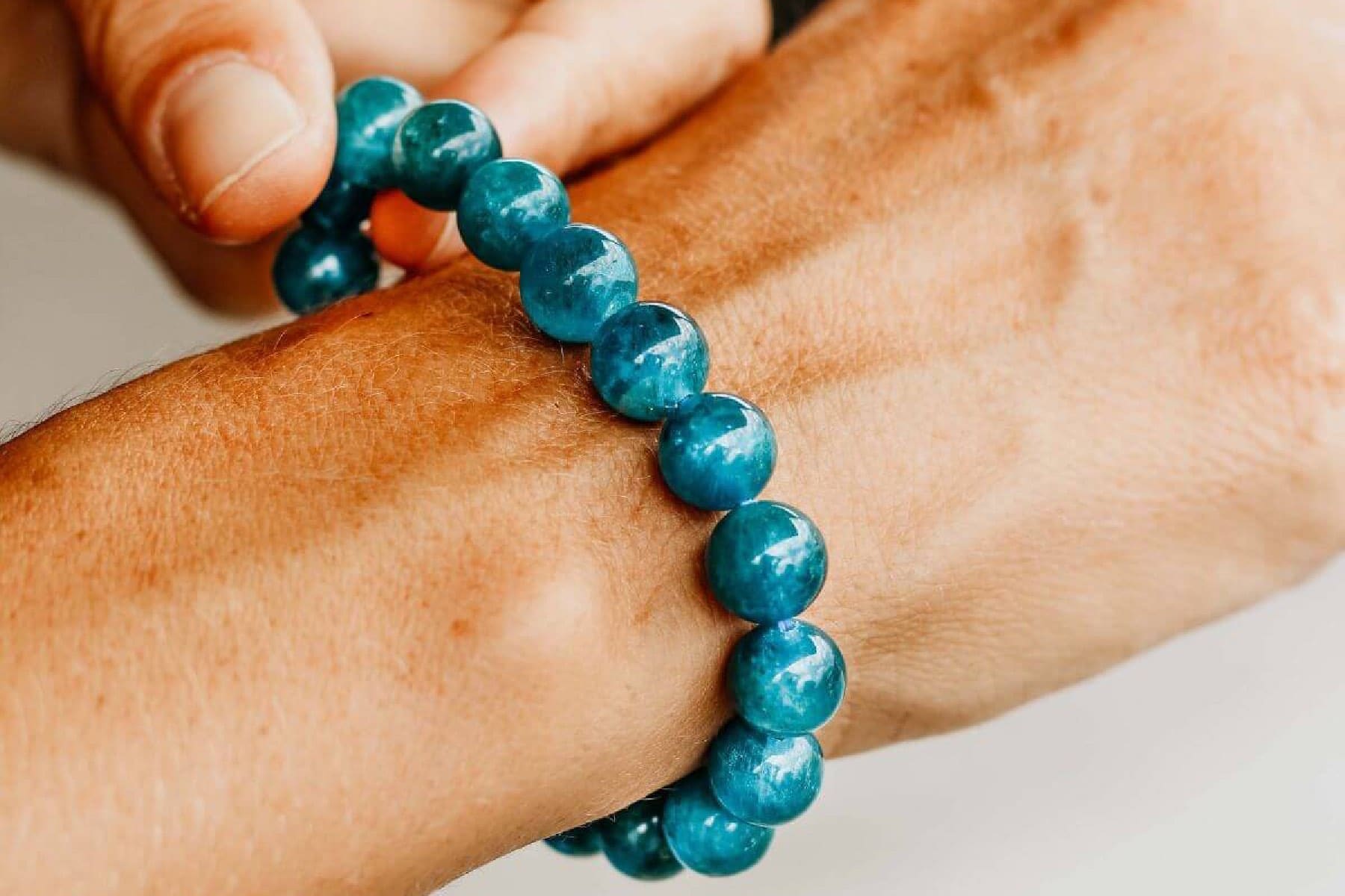 11 Best Crystal Bracelets for Positive Energy & Good Vibes
